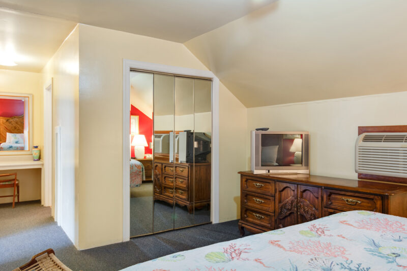 King Bed Suite – Anchorage Inn