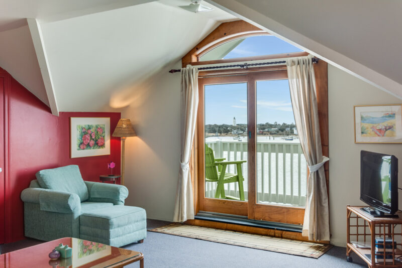 King Bed Suite – Anchorage Inn