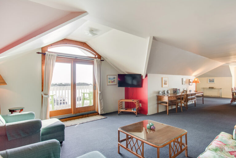 King Bed Suite – Anchorage Inn