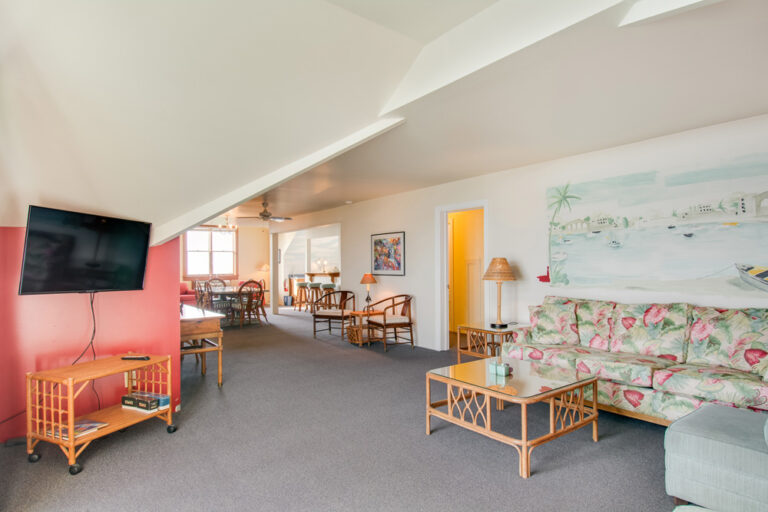 King Bed Suite – Anchorage Inn